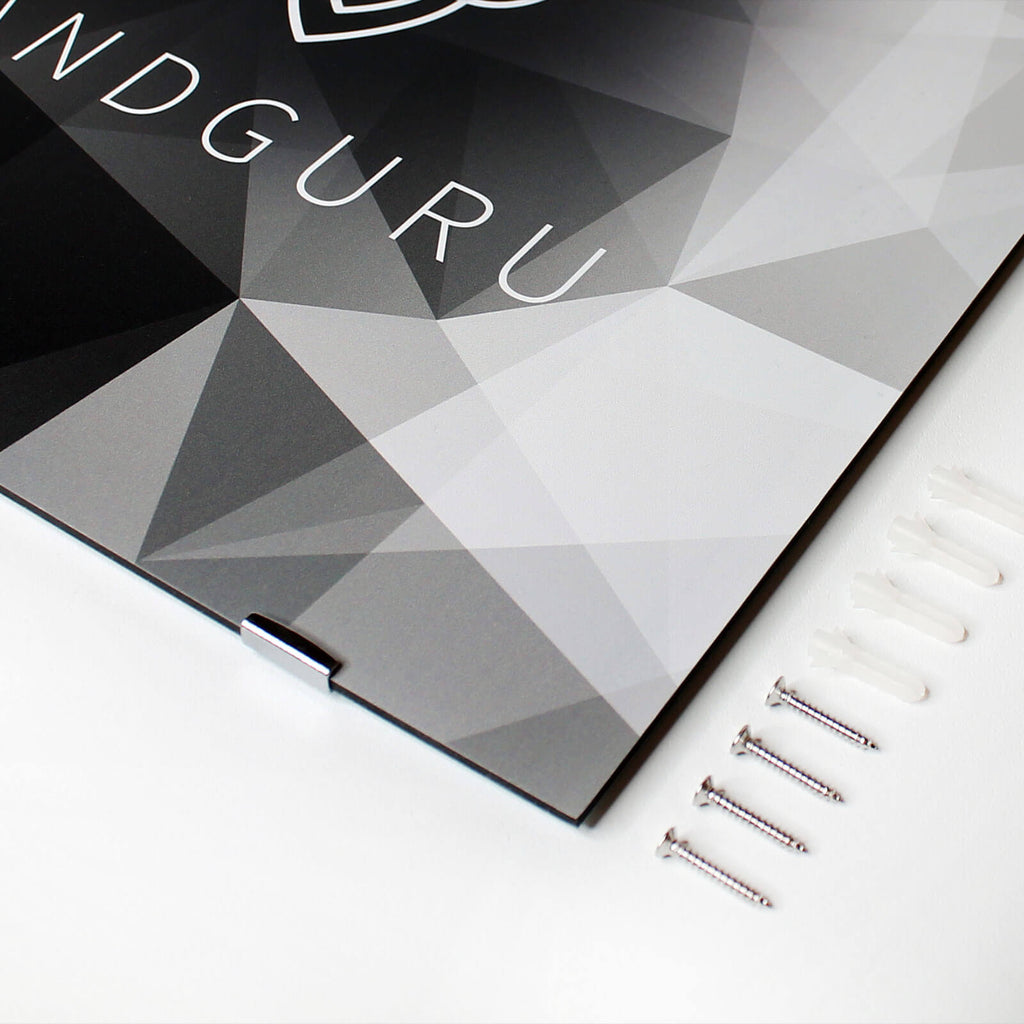 Aluminiumbild Vintage Auto mit Surfbrett am Strand im Hochformat ...